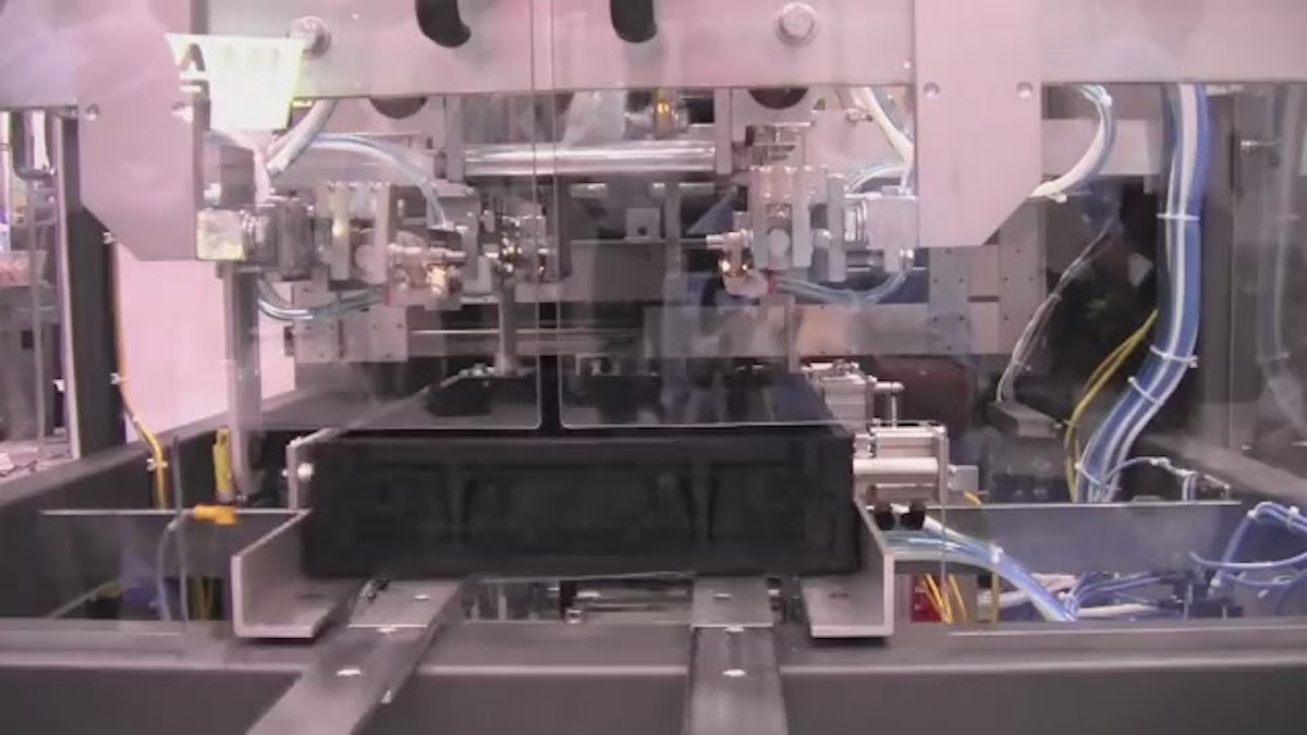 First automatic tray former for returnable plastic containers ...